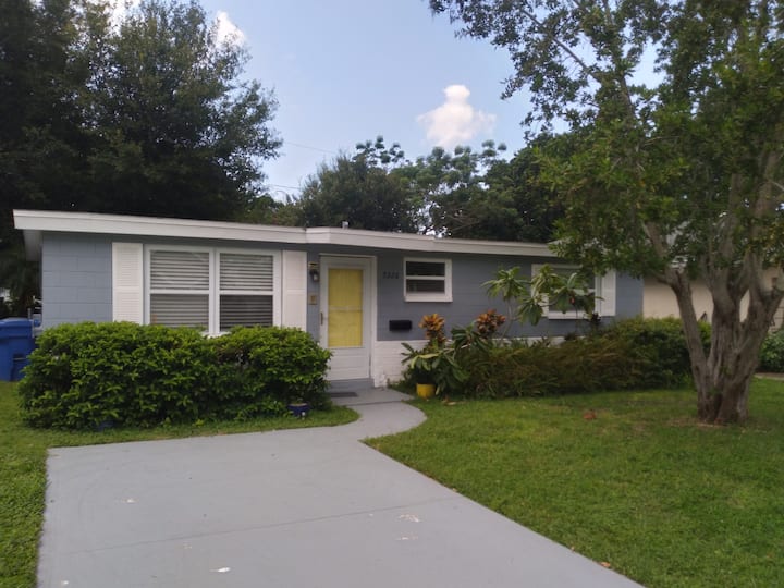 Adorable Bungalow! - Pinellas Park, FL