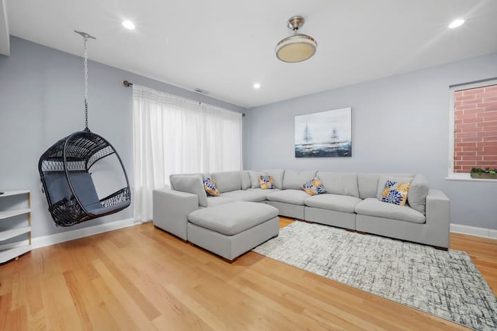Chicago Jefferson Park Penthouse Near Train Stop! - Chicago, IL