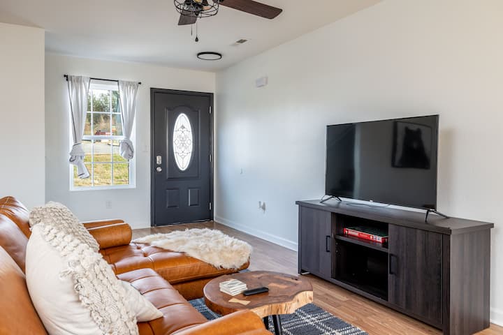 Cozy Cabin Retreat W Arcade, Hot Tub, Near Dolly! - Sevierville, TN