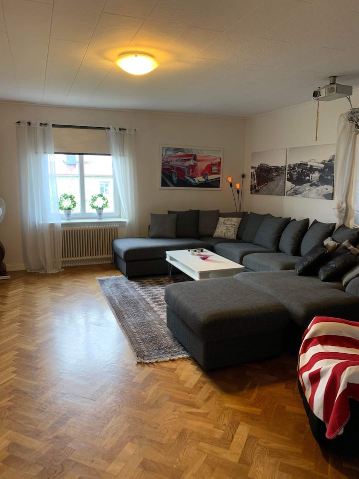 Rymligt Hus Med Kamin Och Inglasad Balkong. - Mariestad