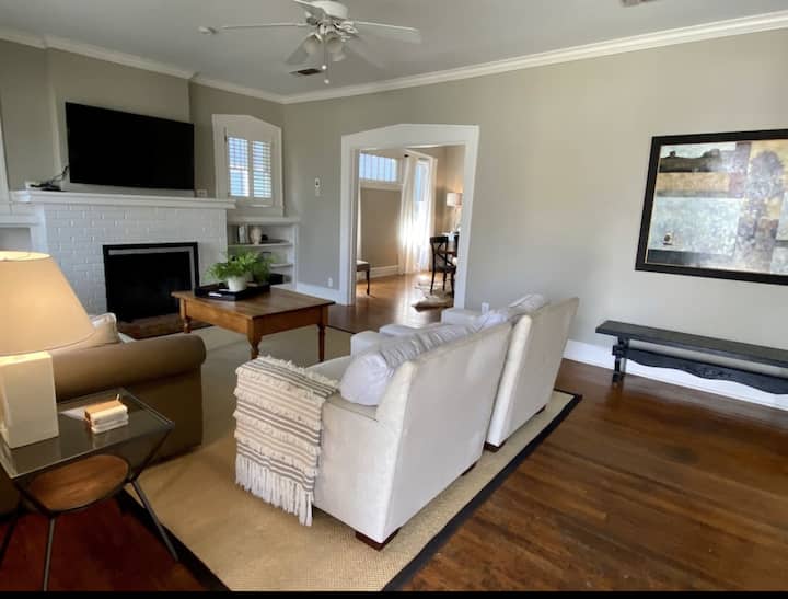 Charming 1920s Bungalow - Stockyards Boulevard - Fort Worth