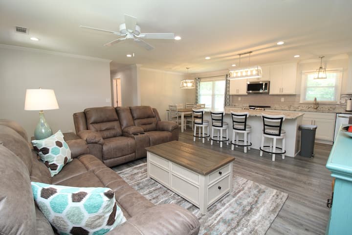 Two Master Suites!
 4/bedrms, 4/beds, 3/bath - Cartersville, GA
