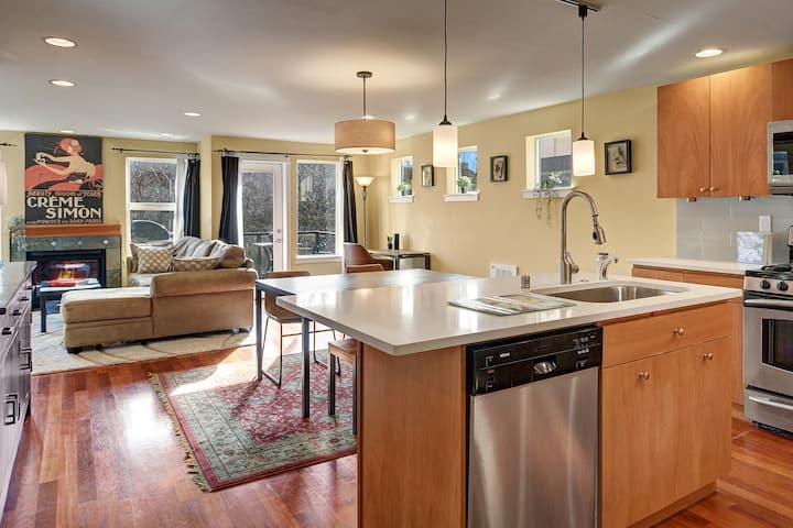 West Seattle Townhouse - Heart Of Alaska Junction - Seattle, WA