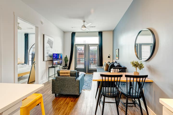 Center Of It All: Walk To Honky Tonks + Pool & Gym - Nashville