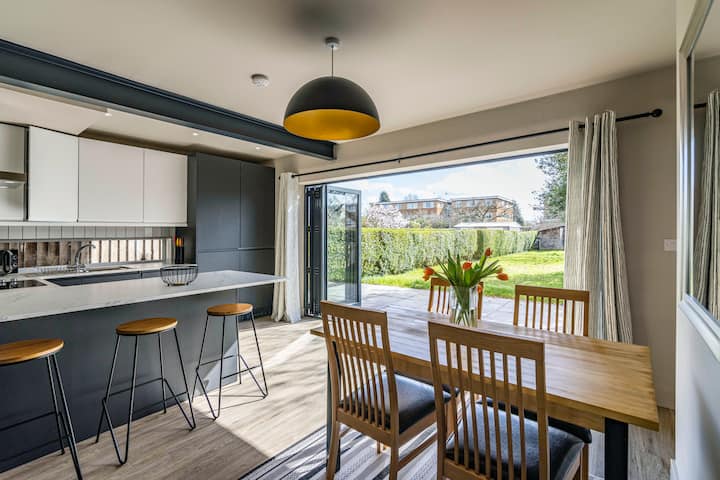 Spacious, Modern Home With Garden, Sleeps 5 - Nottingham