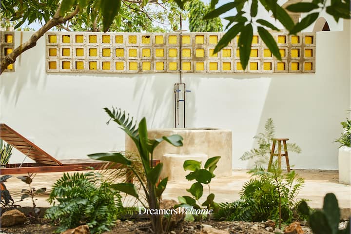 Garden + Outdoor Tub | Walk To Beach | Apt By Dw - 