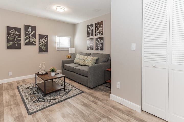 Lovely 1 Bedroom Steps From The Beach - Riviera Beach, FL