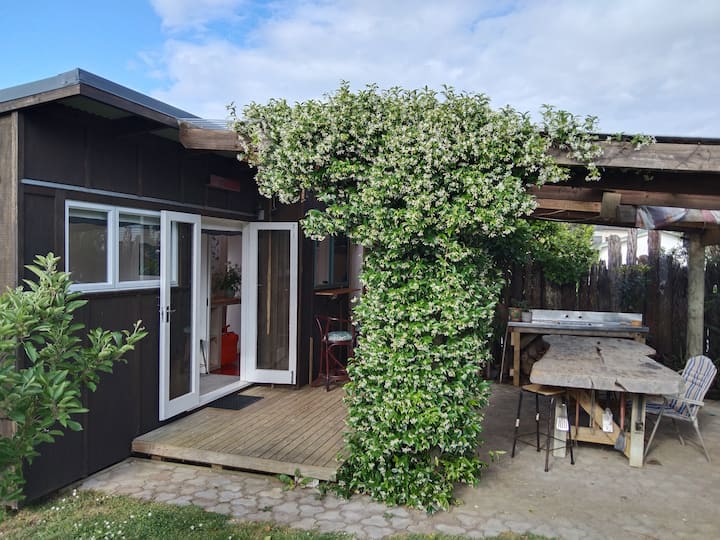 Cosy Coastal Cabin - Raglan