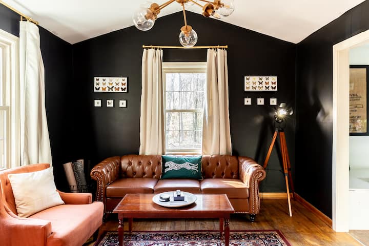 Eclectic Getaway With Hot Tub And Hiking Trails - Clarksville, TN