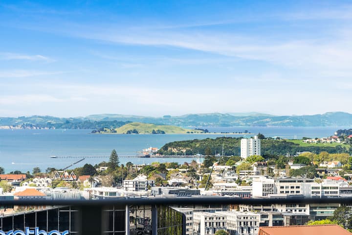 Free Parking! Stylish High Level Ocean & City View - Auckland