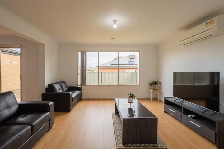 Relaxing Family Home In The Heart Of Tarneit - Melbourne