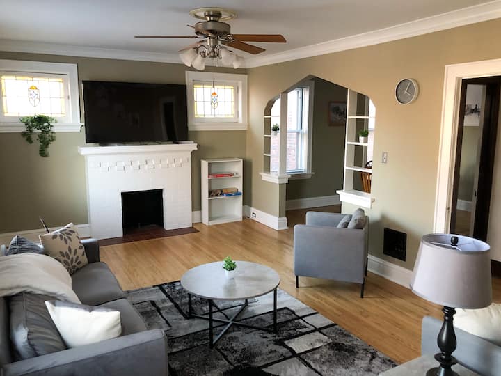 Cozy South Hampton Apartment - Clayton, MO