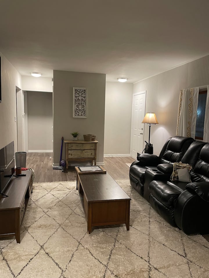 Convenient Cheery Cottage - Waterloo, IA