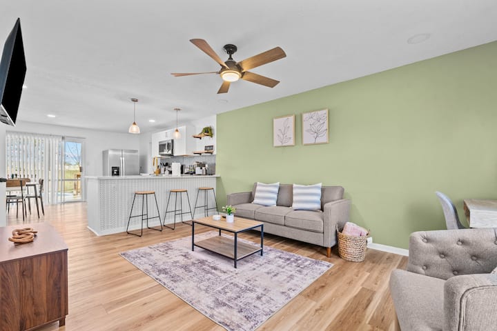 Spacious Oasis W/ Pool & Firepit - Fayetteville, NC