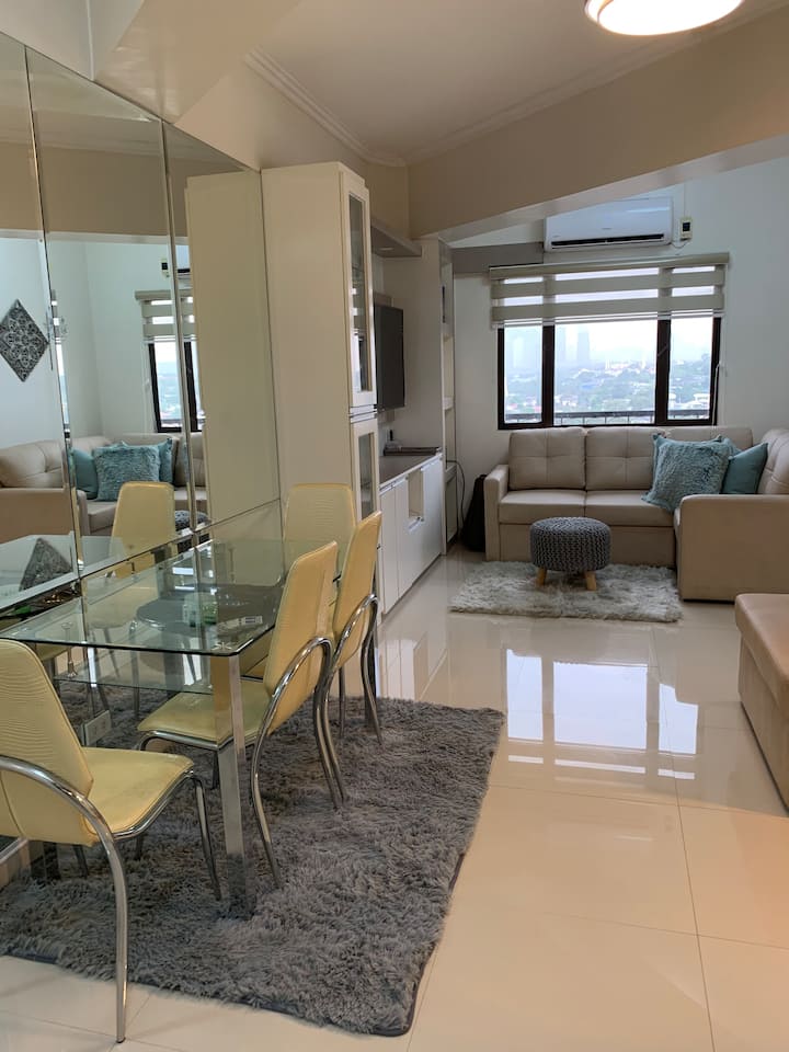 Eastwood City Vacation Home - Quezon City