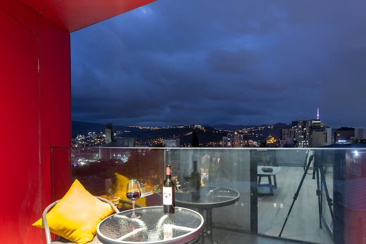 ლამაზი აივნიანი ბინა მეტროსთან <> Queen საწოლით - Tbilisi