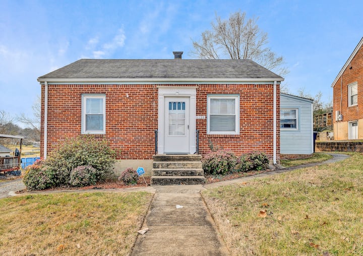 Perfectly Peaceful 2bd W/ Office - Roanoke, VA