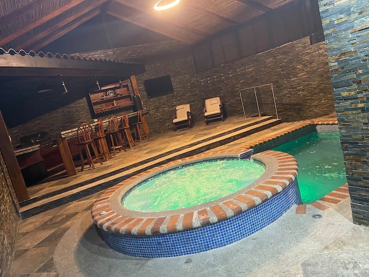 Hermosa Casa Con Piscina Bajo Techo - Limon