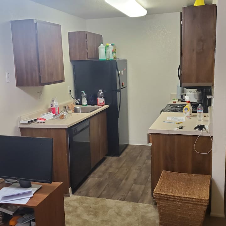 Room 5min Walk From Bayfair Bart - San Leandro, CA