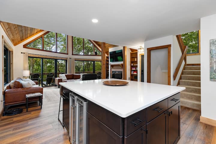 Top Of The Mountain Hideaway With Hot Tub! - Wintergreen Resort, VA