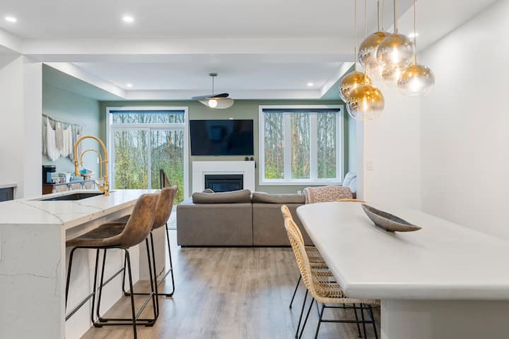 Jewel Of Blue  - 4 Bed 4 Bath  - Walk To Village - Collingwood
