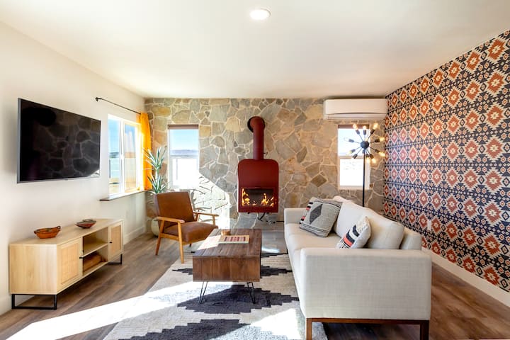 The Aberdeen House - Desert Retreat W/ Hot Tub! - 絲蘭谷