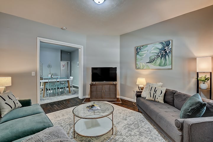 State Street Townhome! - Indianapolis, IN