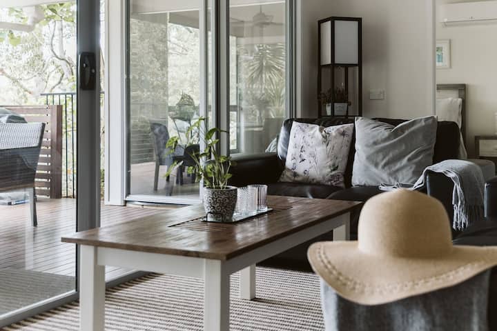 Kookaburra Lakehouse - One Bedroom Cottage - Maleny