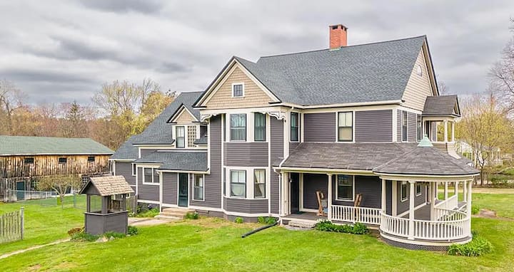 Colonial By The Brook - Thompson, CT