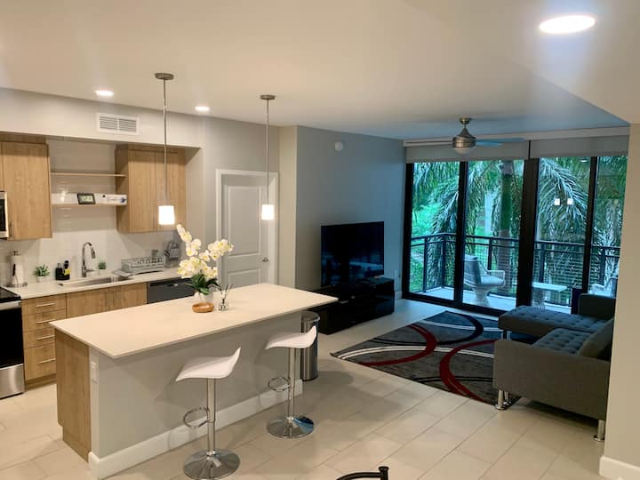 Luxurious & Cozy Gem ~ 5*location ~ Balcony ~ Pool - Doral, FL