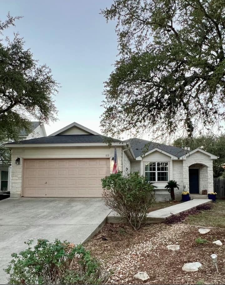 Spacious & Fun 4 Bedroom Home - San Marcos, TX