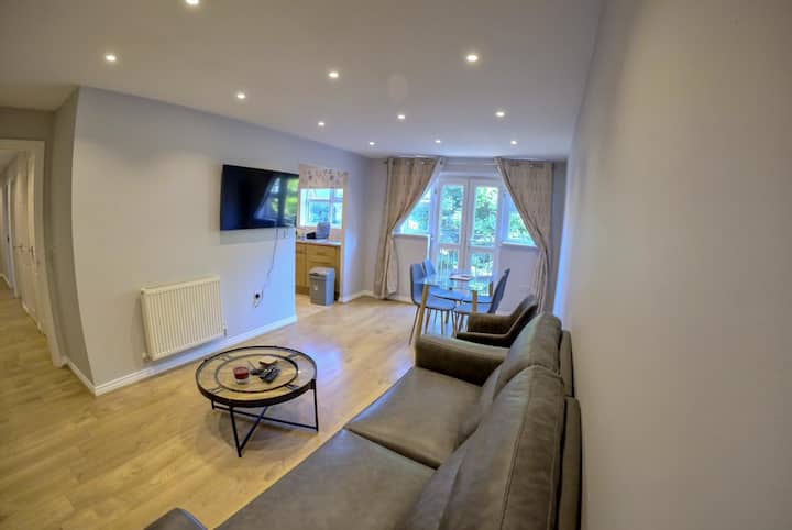 2 Bed / 2 Bath Flat In Mill Hill With Free Parking - Barnet