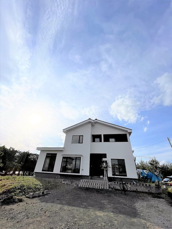 静かな農家地域にあるホストの自宅でホームステイ！「Hirosaki清水森はうす（2階ツイン1）」 - 弘前市