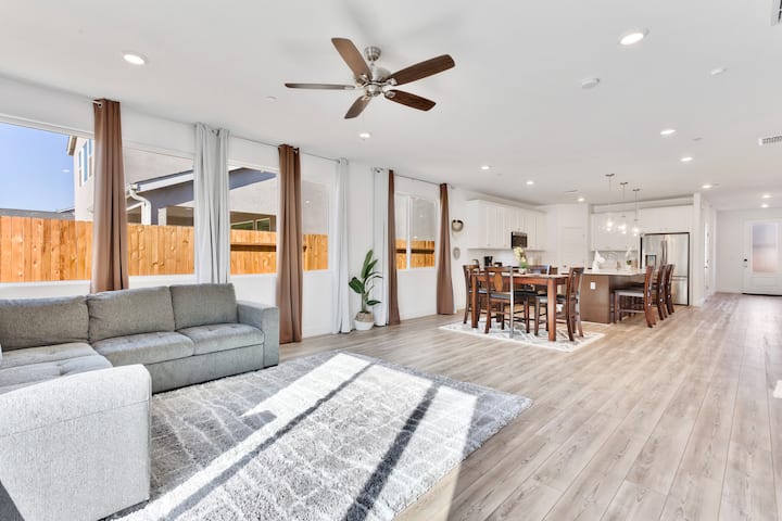 Spacious & Modern Retreat Near Historic Downtown! - Bakersfield, CA