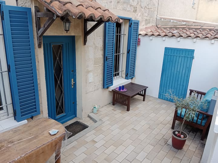 Jolie Maison Aux Volets Bleus - Département Vaucluse