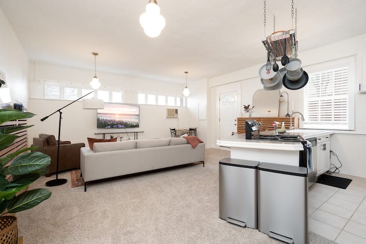 Cozy Historic Carriage House - Minneapolis, MN