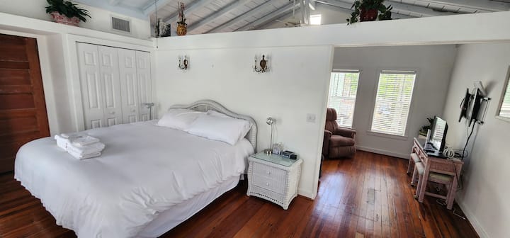 Studio Apartment Above Detached Garage - Fort Myers, FL