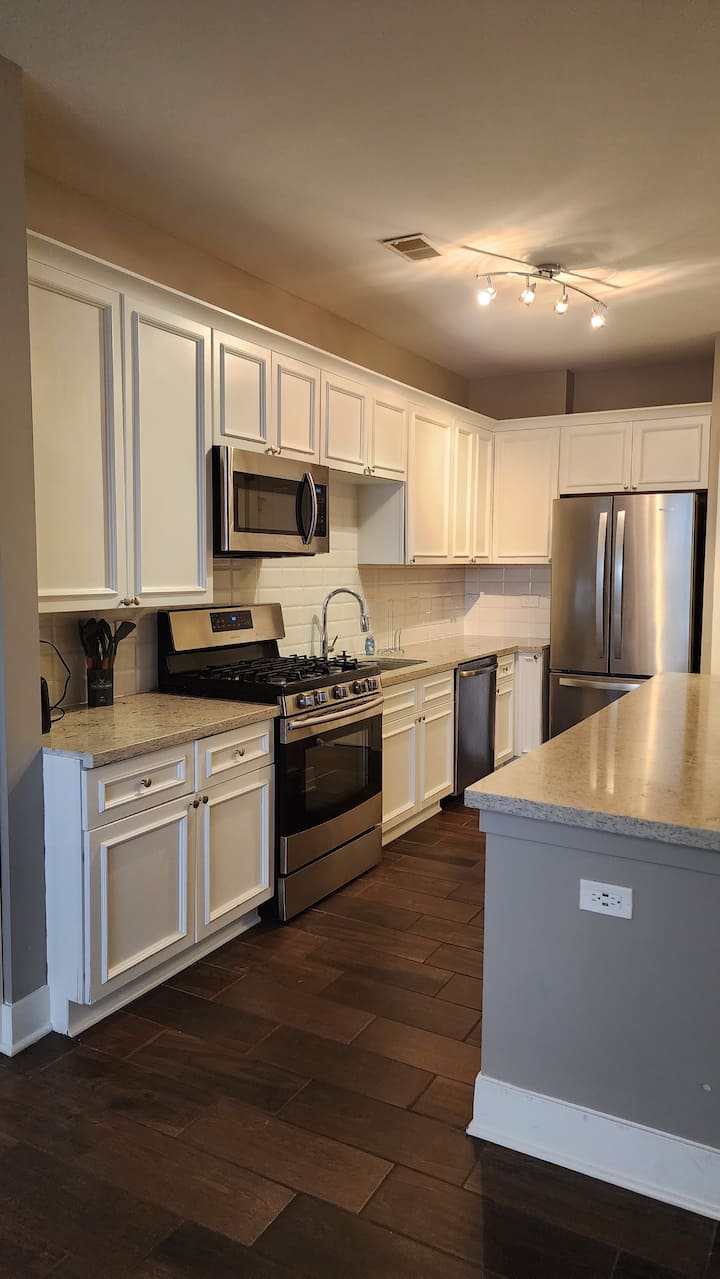 2 Bedroom Furnished Designer Apartment - Naperville