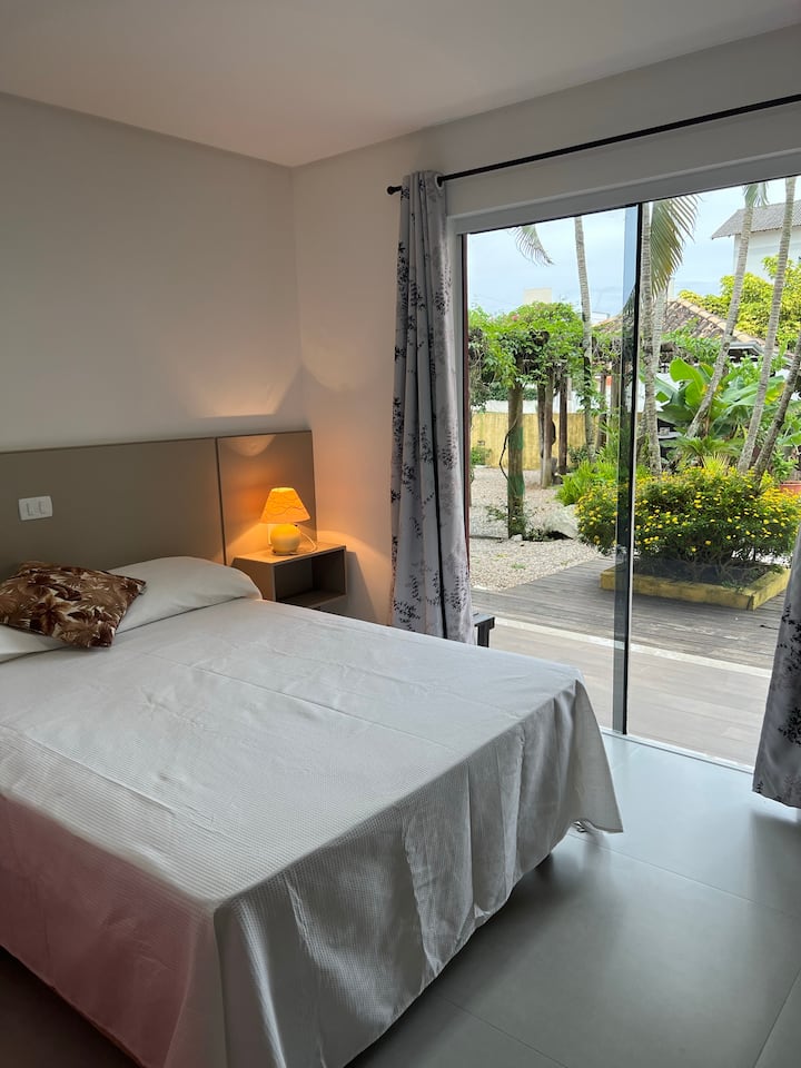 Contemple Mariscal A 170 M Da Praia - Bombinhas