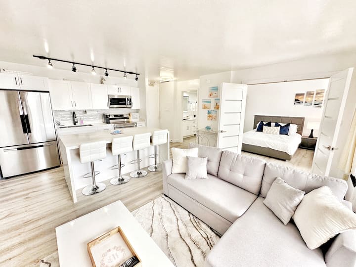 Stylishly Waikiki Banyan - Block From The Beach! - Honolulu