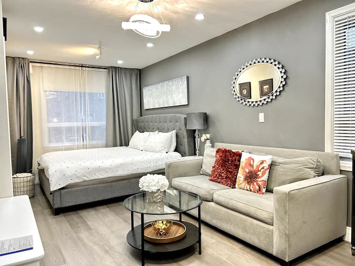 Luxurious Private Main Floor Studio With King Bed - Ontario