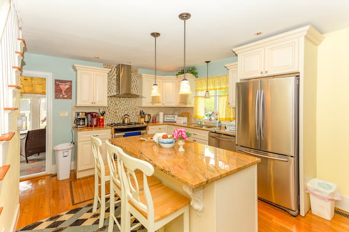 Harwich Port Beach Home,  Wedding Family Delight! 0.3 Mile To Beach, Ac , Bbq - Brewster, MA