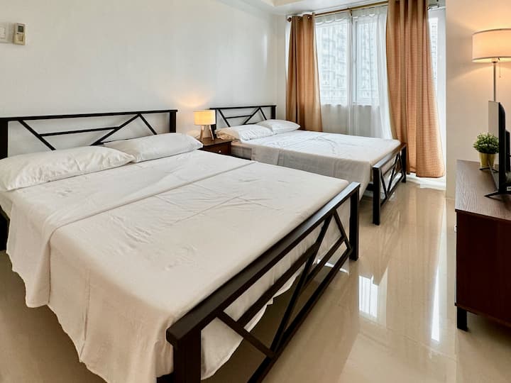 Clean 2br/2ba Condo Near Sm Mall W/ Wifi + Balcony - Quezon City