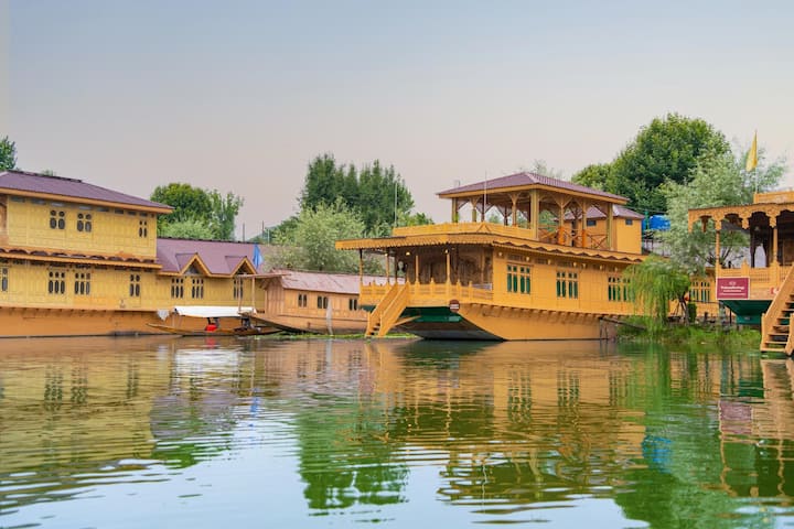 Harmukh Houseboat - Srinagar
