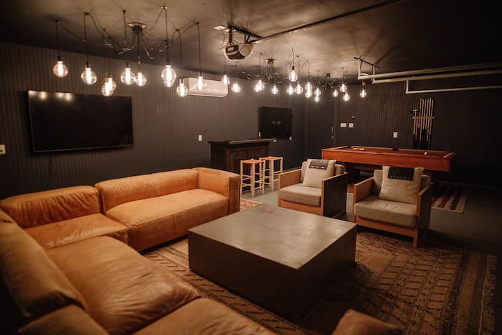 East Side Home | Epic Game Room | Sleeps 13 - Austin