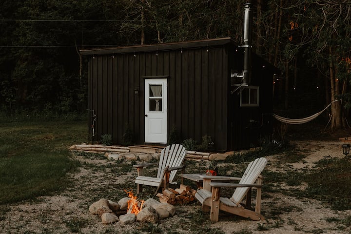 Kinfolk Tiny Cabin (+ Hot Tub!) - Durham