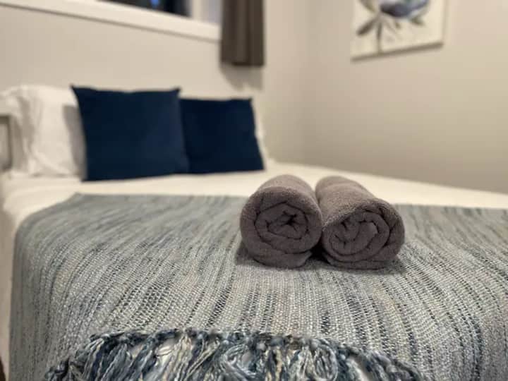 Cozy Alex's Garden Room #4 - Orillia