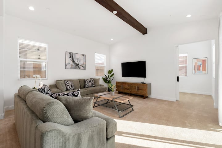 Luxury New House Games And Views - Rancho Cordova, CA