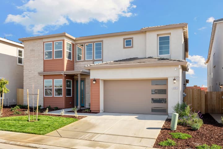 Luxury New House Games And Views - Rancho Cordova, CA