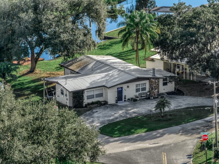 Waterfront Retreat-10 Miles From Track-sleeps 10! - Sebring, FL